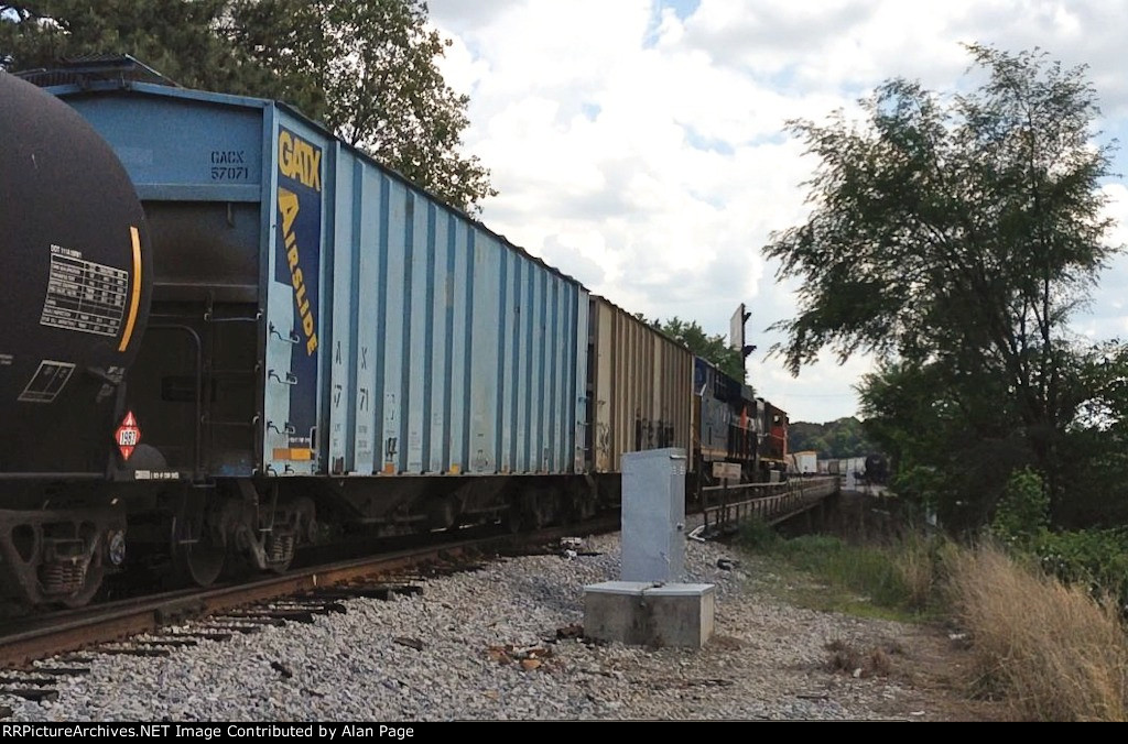 Buffer cars GACX 57071 and KLRX 57122